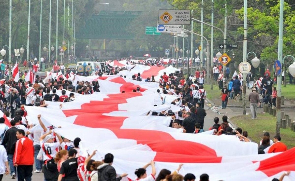 Los hinchas celebran el 10° aniversario de La Bandera Más Larga del ...