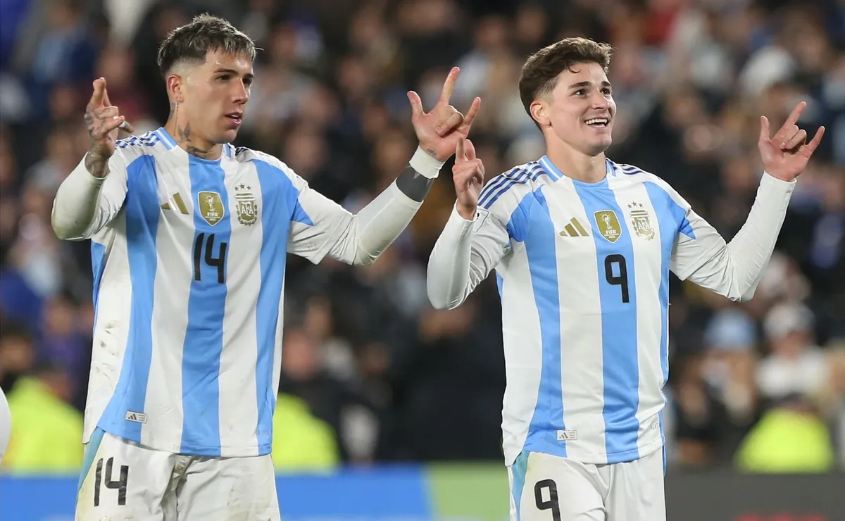 Julián Álvarez y Enzo Fernández: abrazos en la Selección Argentina